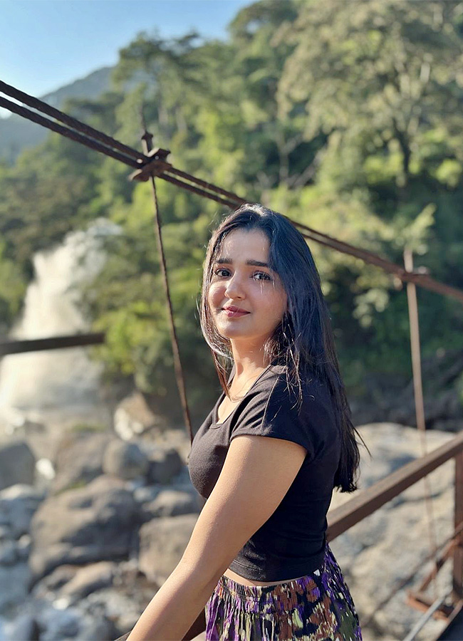 మత్తువదలరా 2 : ఇంటర్‌నెట్‌ను షేక్ చేస్తున్న.. రియా ఎక్కడ? (ఫొటోలు) | Who Is Riya In Mathu ...